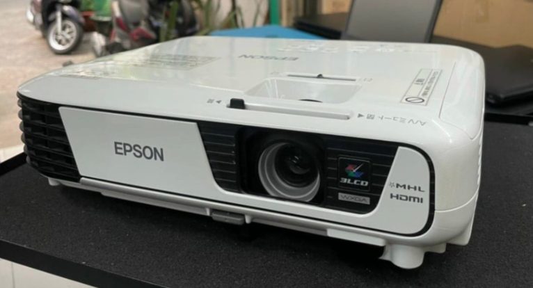 How does a projector work? (LCD, DLP, CRT, Overhead, Interactive)