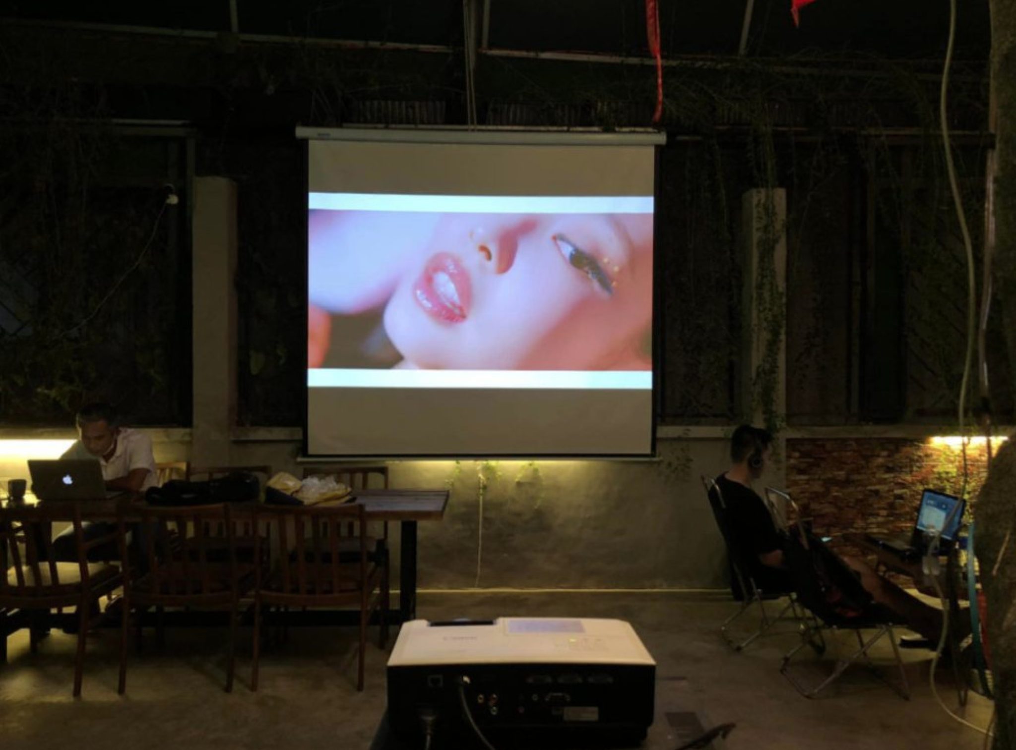 DLP vs. 3LCD Projectors: How many differences can you tell?