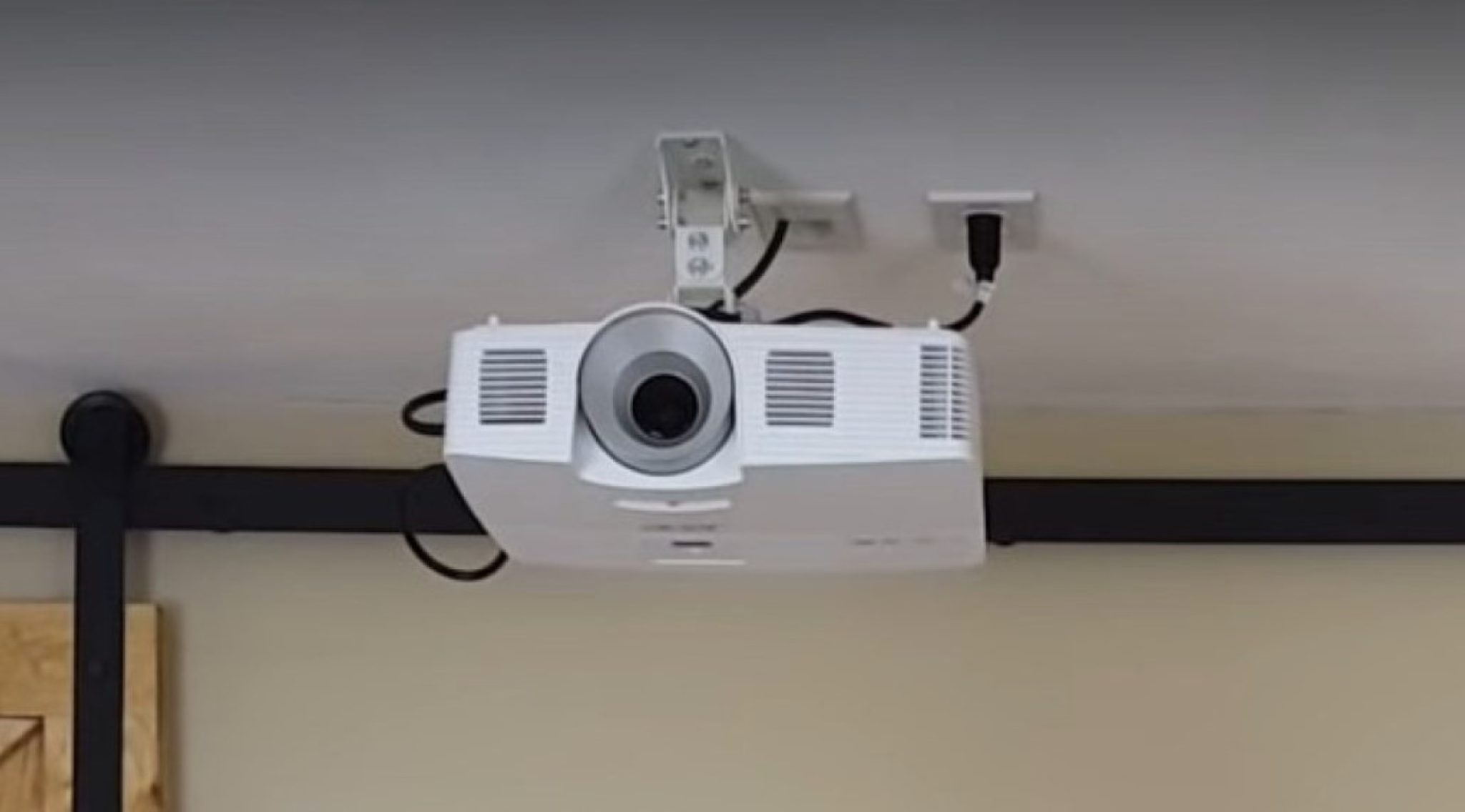 How to hang a projector screen from the ceiling? - ZDclick